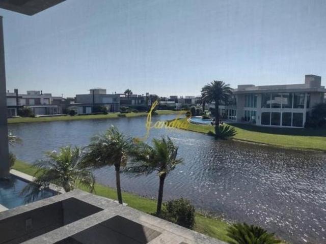 Belíssima Sobrado no Condomínio Enseada!Cmposto por 05 suítes piscina