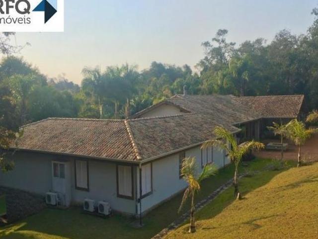Belíssima propriedade com 4 dormitorios, bem aconchegante a 20 minutos de Sorocaba!