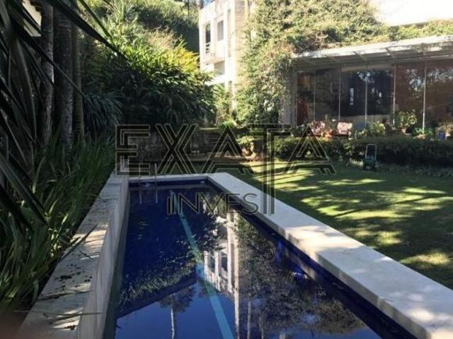 Belíssima residência com projeto de Cristina Teixeira. Rodeada de verde. Fácil acesso a shoppings e