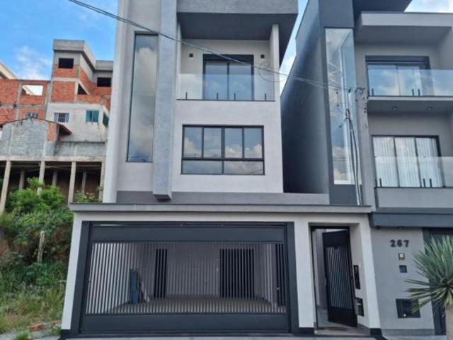 Belíssima residência de 3 suítes com closet e garagem coberta no Portal