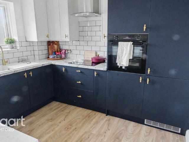 Bell Avenue, Romford 2 bed flat to rent £1,600 pcm £369 pw