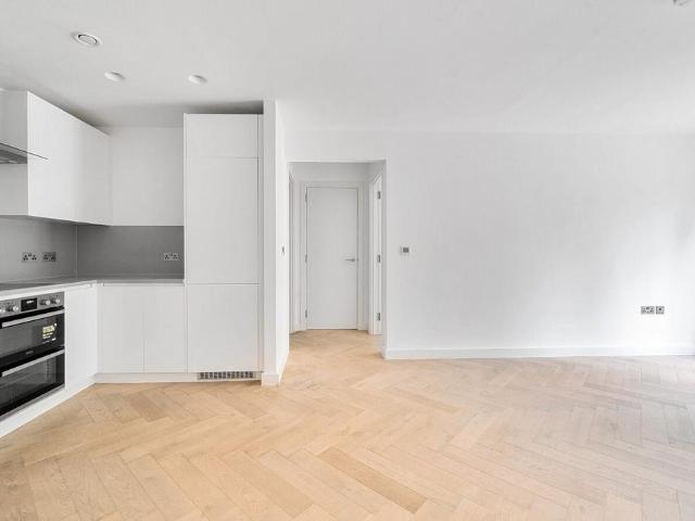 Bell Foundry Close, Croydon, London, CR0 1 bed flat to rent £1,550 pcm £358 pw