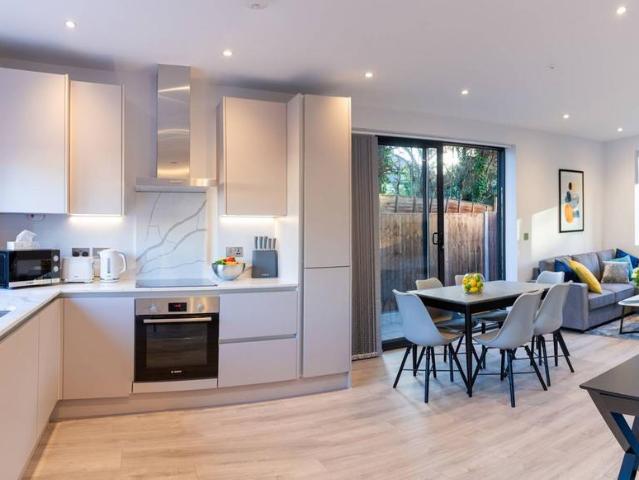 Bell Lane, Hendon, London, NW4 3 bed semi detached house to rent £13,000 pcm £3,000 pw