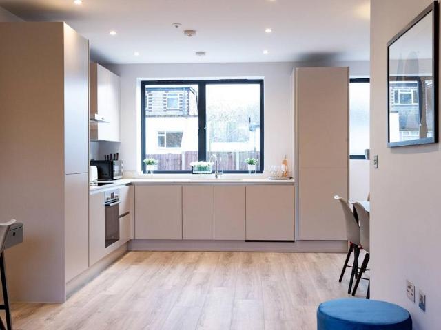 BELL LANE, Hendon, London, NW4 3 bed semi detached house to rent £13,000 pcm £3,000 pw