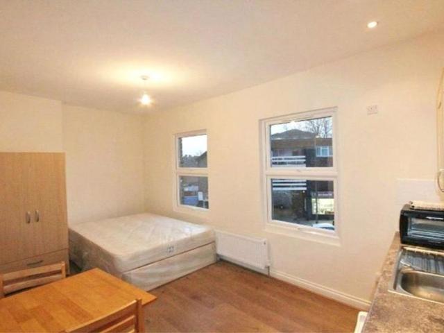 Bell Lane, London NW4, Studio to rent, £1,200 pcm | PrimeLocation