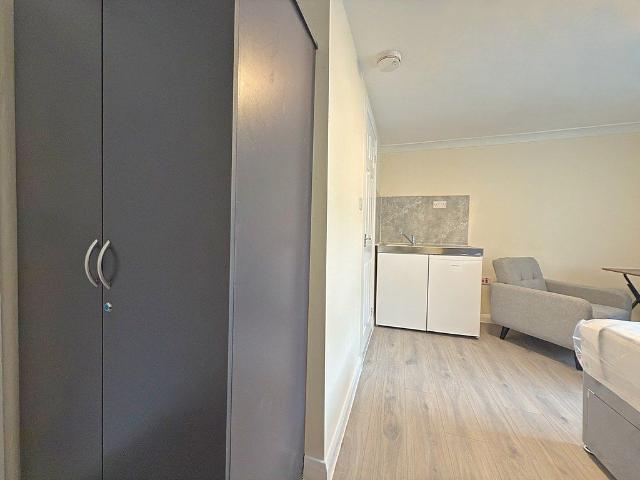 Bell Road, Hounslow TW3, Room to rent, £925 pcm | PrimeLocation