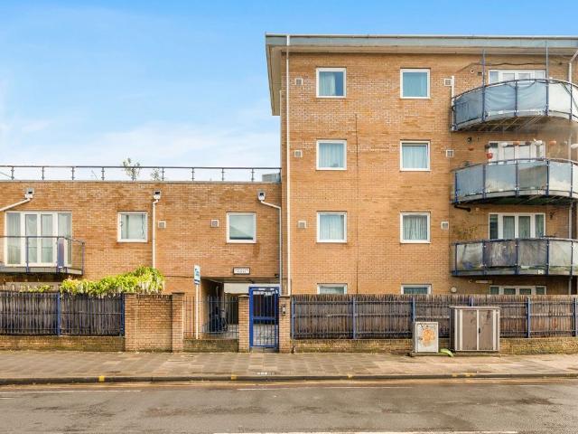 Bell Road, Hounslow TW3, 1 bed flat to rent, £1,745 pcm | PrimeLocation