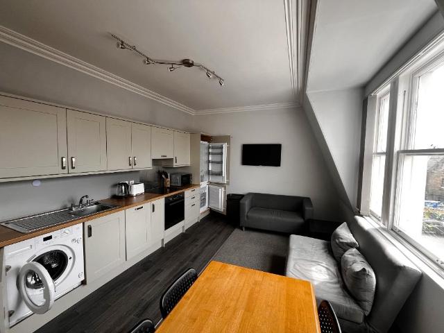 Bell Street, St Andrews KY16 2 bed flat to rent £2,250 pcm £519 pw