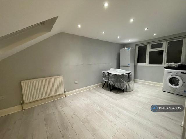 Bellamy Drive, Stanmore, HA7 3 bed flat to rent £1,900 pcm £438 pw