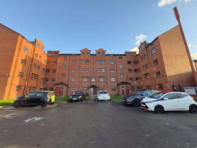 Belle Vue Road, Leeds 3 bed flat to rent £1,235 pcm £285 pw