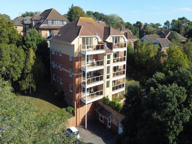 Belle Vue Road, Lower Parkstone 2 bed flat to rent £1,550 pcm £358 pw