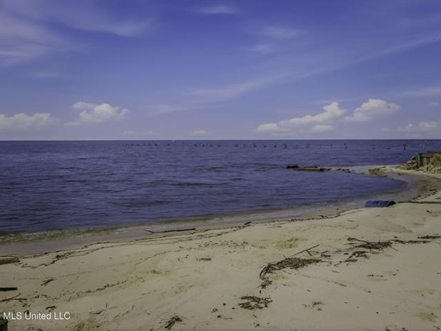 Belle Fontaine Dr, Ocean Springs, MS 39564