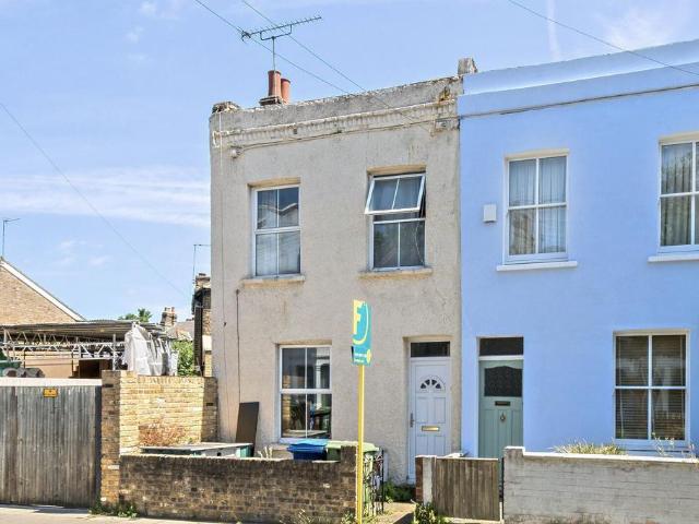 Bellenden Road, Peckham, London, SE15 2 bed end of terrace house to rent £2,350 pcm £542 pw