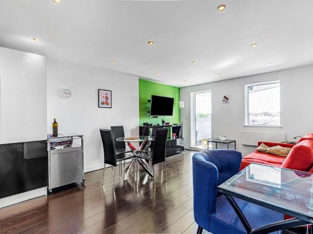 Bellefields Road, London, SW9 2 bed flat to rent £2,700 pcm £623 pw
