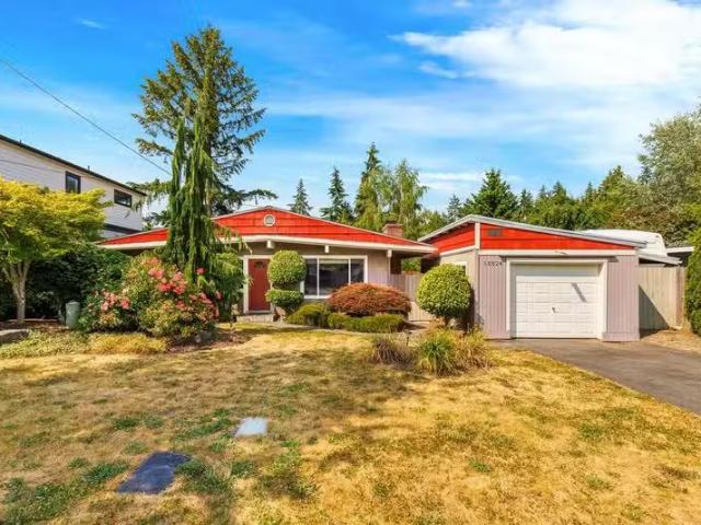 Bellevue 3 Bedroom 1.75 Bath Detached Garage and Relaxing Pa.