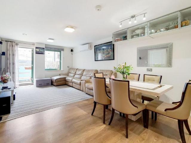 Bellevue Court, Hounslow, TW3 3 bed flat to rent £2,450 pcm £565 pw