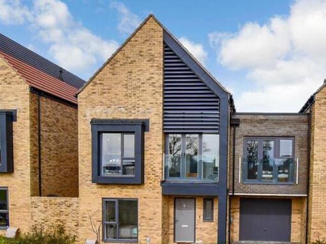 Bellevue Farm Road, Pease Pottage, 4 Bedroom End