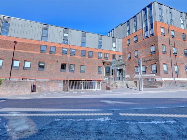 Bellfield Road, Buckinghamshire HP13 1 bed apartment to rent £1,000 pcm £231 pw