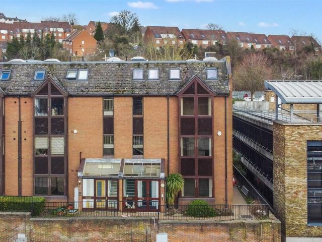 Bellfield Road, High Wycombe HP13, 2 bed flat to rent, £1,350 pcm | PrimeLocation