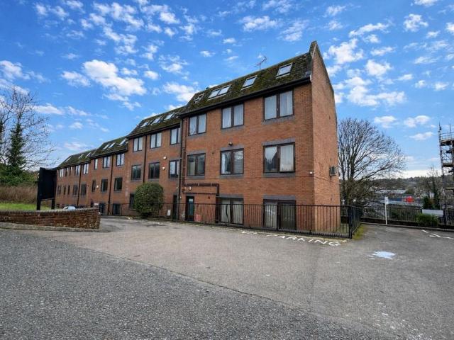 Bellfield Road, Hp13 1 bed apartment to rent £1,050 pcm £242 pw