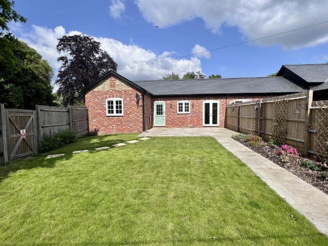 Bellingdon, Chesham 2 bed bungalow to rent £1,950 pcm £450 pw