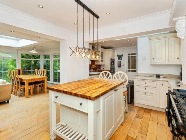 Bells Lane, Horton, Slough 5 bed house to rent £4,000 pcm £923 pw