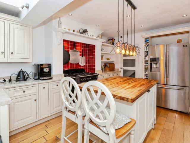 Bells Lane, Horton, Slough 5 bed house to rent £4,000 pcm £923 pw