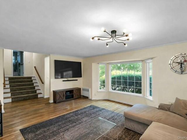 Bellwood Dr, New Hyde Park, Home For Sale
