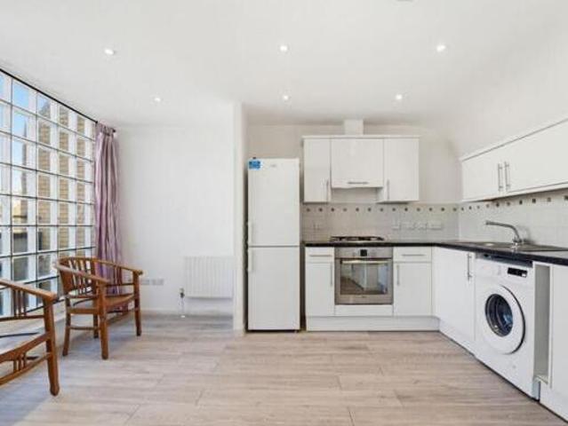 Bellview Court, Hanworth Road, 2 Bedroom Flat