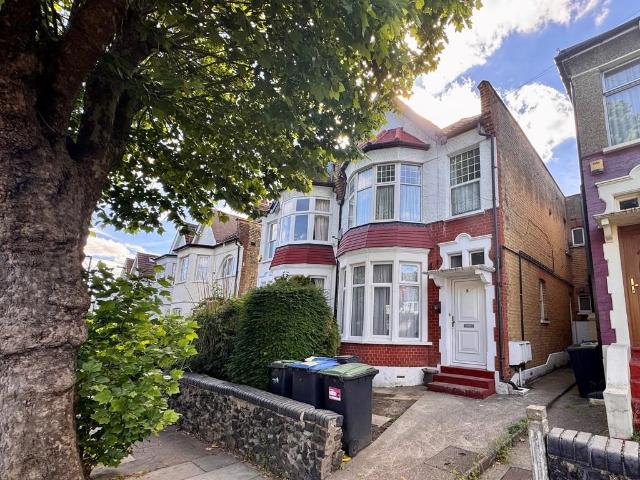 Belmont Avenue, Palmers Green N13 2 bed flat to rent £1,875 pcm £433 pw