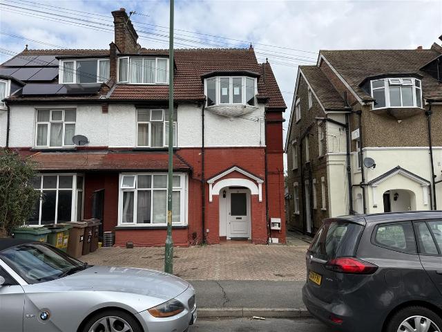 Belmont Road SM6, Studio to rent, £750 pcm | PrimeLocation