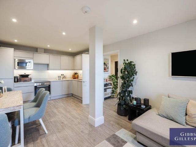 Belmont Road, Uxbridge, UB8 2 bed flat to rent £1,900 pcm £438 pw
