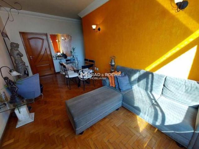 Belo apartamento com sacada. Ótimo e com muito bom gosto
