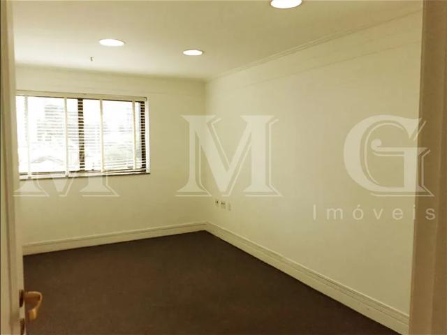 Belo conjunto comercial localizado no Jardim Paulista