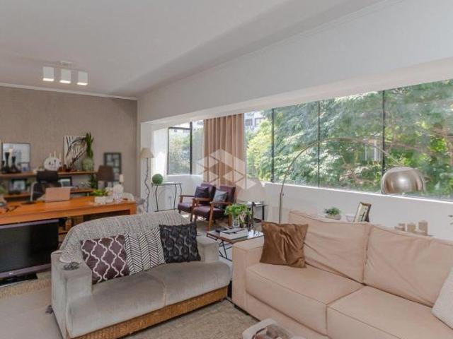 Belo e amplo apartamento no Petrópolis!