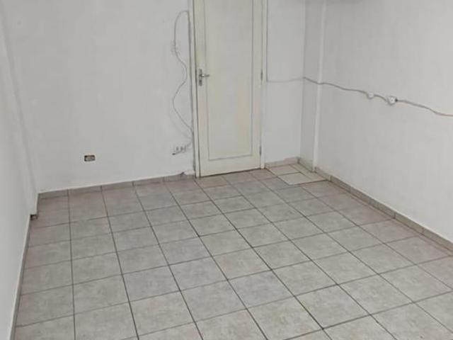 Belo Kitnet de 30m² com vaga de garagem na Ponta da Praia!