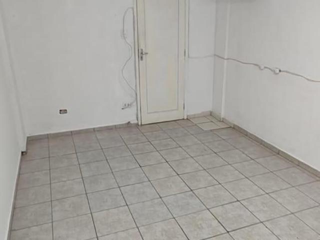 Belo Kitnet de 30m² com vaga de garagem na Ponta da Praia!
