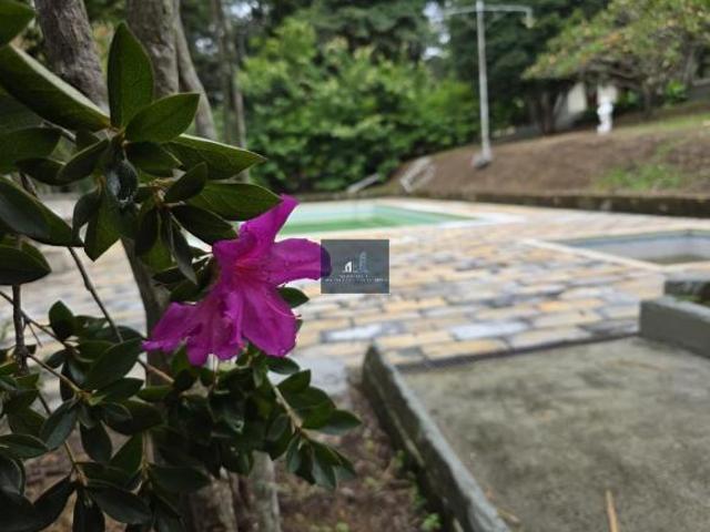 BELO SÍTIO NO CONDOMÍNIO NOSSA FAZERNDA 5800m2 PISCINA, CAMPO DE FUTEBOL E POMAR SEGURANÇA