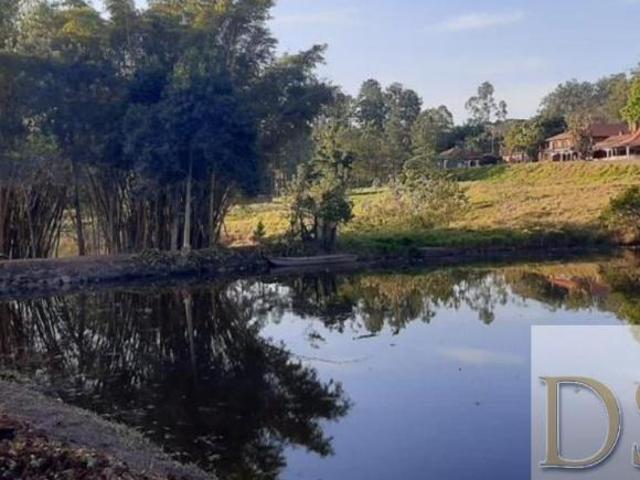 Belo sítio localizado na Rodovia marechal Rondon, próximo a pista, com casa sede, chalé para visitan