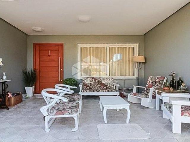 BELO SOBRADO COM PISCINA NO PÁTIO, SUÍTE COM SACADA E GARAGEM COBERTA