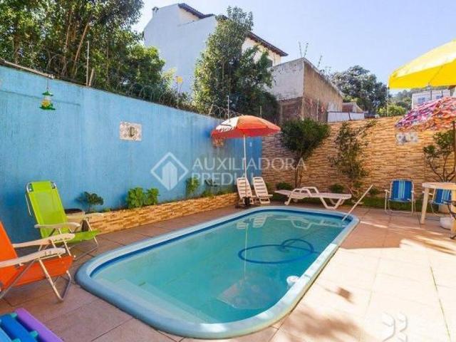 BELO SOBRADO DE 3 DORMITÓRIOS, 2 SÃO SUITES, VAGA E EDÍCULA NO GUARUJA