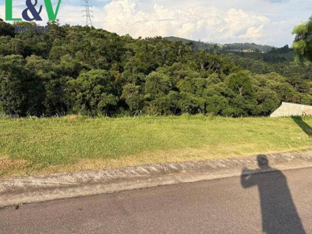 Belo terreno em declive à venda no condomínio Campo de Toscana Vinhedo