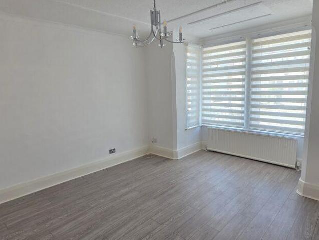Belsize Avenue 3 bed house to rent £2,800 pcm £646 pw