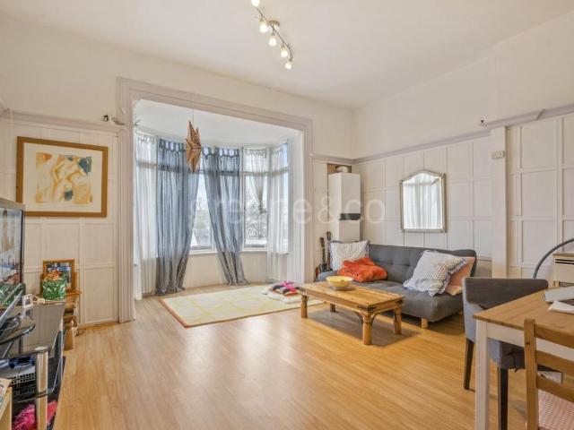 Belsize Park London NW3 1 bed flat to rent £2,100 pcm £485 pw