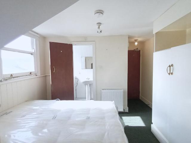 Belsize Park Near Tube Station, London NW3, Studio to rent, £1,200 pcm | PrimeLocation