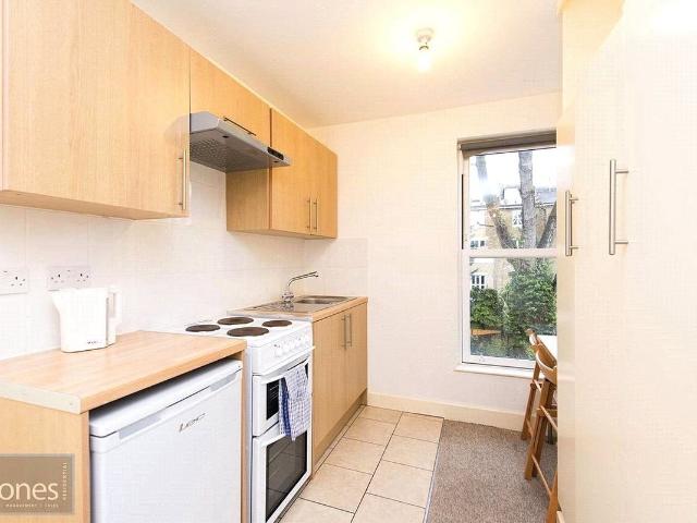 Belsize Square, Belsize Park, London NW3, Studio to rent, £1,350 pcm | PrimeLocation