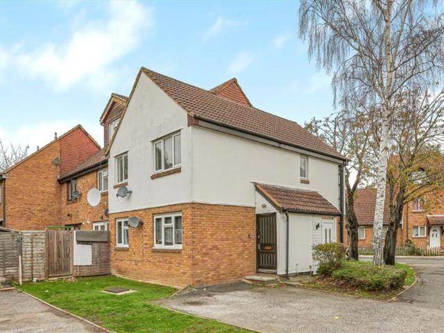 Bertrand Way, London SE28 2 bed maisonette to rent £1,700 pcm £392 pw