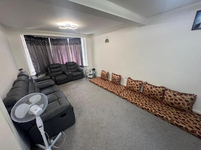 Berwick Avenue, Hayes, UB4 3 bed semi detached house to rent £2,499 pcm £577 pw