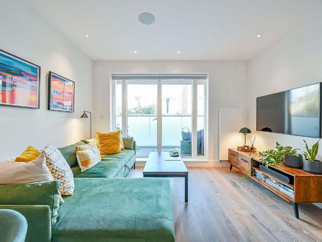 Berwick Close, Ealing, London W13, 1 bed flat to rent, £2,200 pcm | PrimeLocation