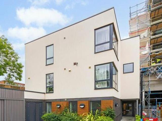 Berwick Close, West Ealing, 2 Bedroom Flat